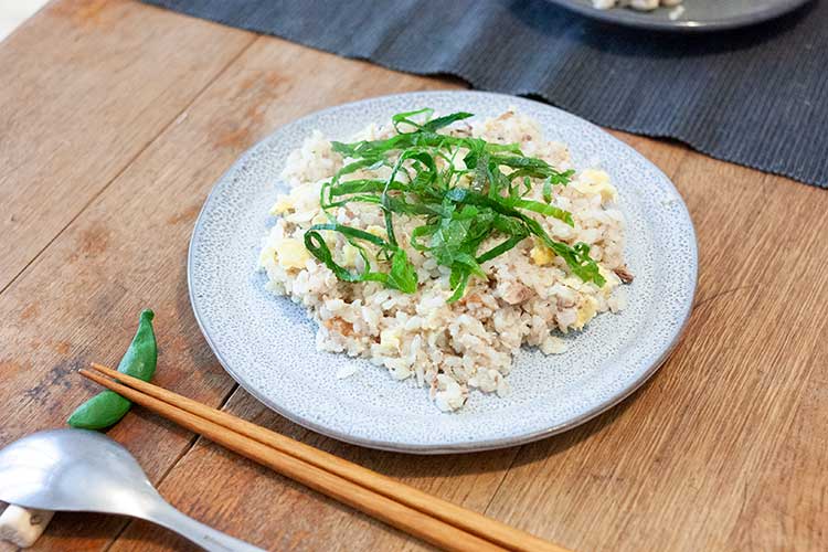 Riz sauté aux sardines, prunes umeboshi, shiso : recette japonaise